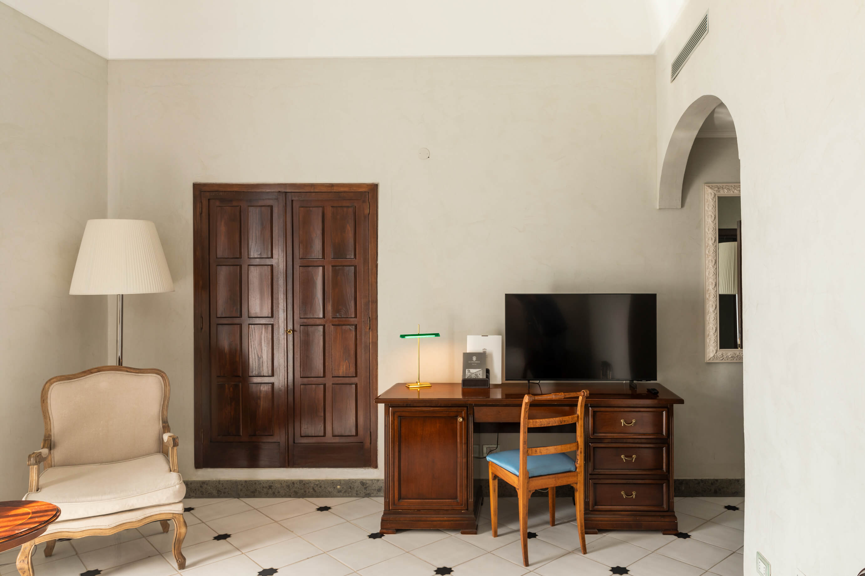 Deluxe room, combining history with innovation | La Cocumella