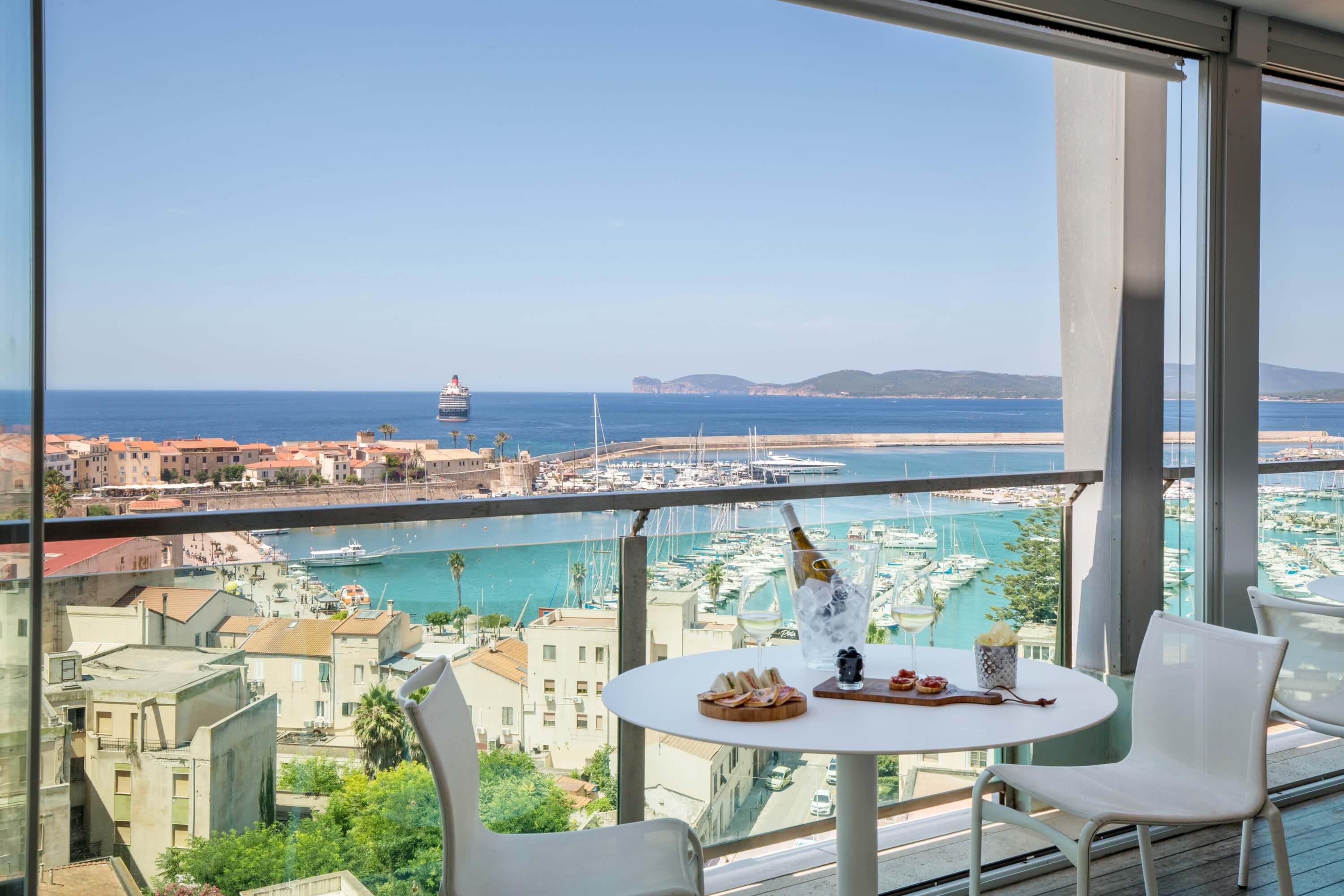 Blau Skybar con vista sul Porto Turistico | Hotel Catalunya 4*
