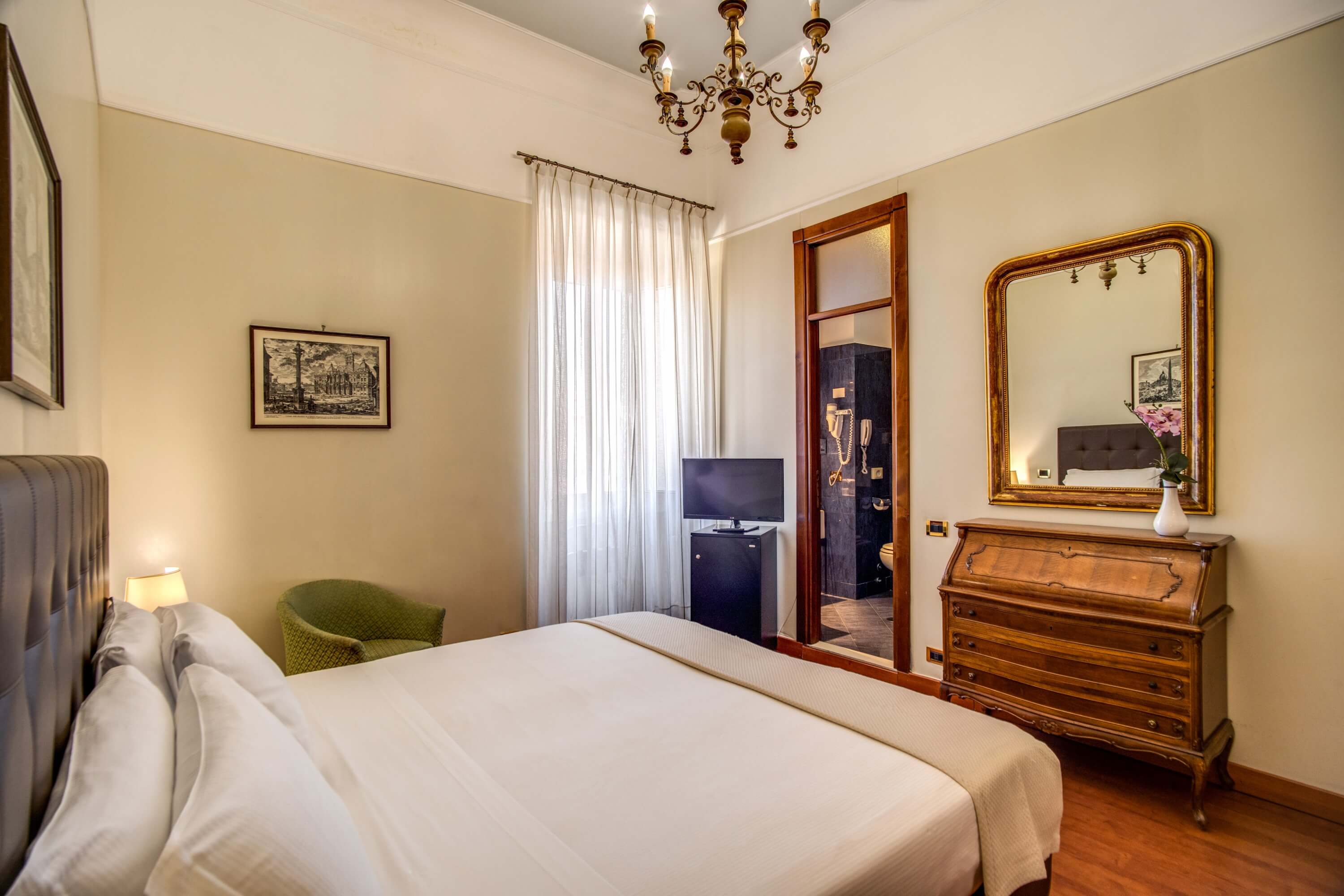 Standard double room: comfort and style in the heart of Rome
