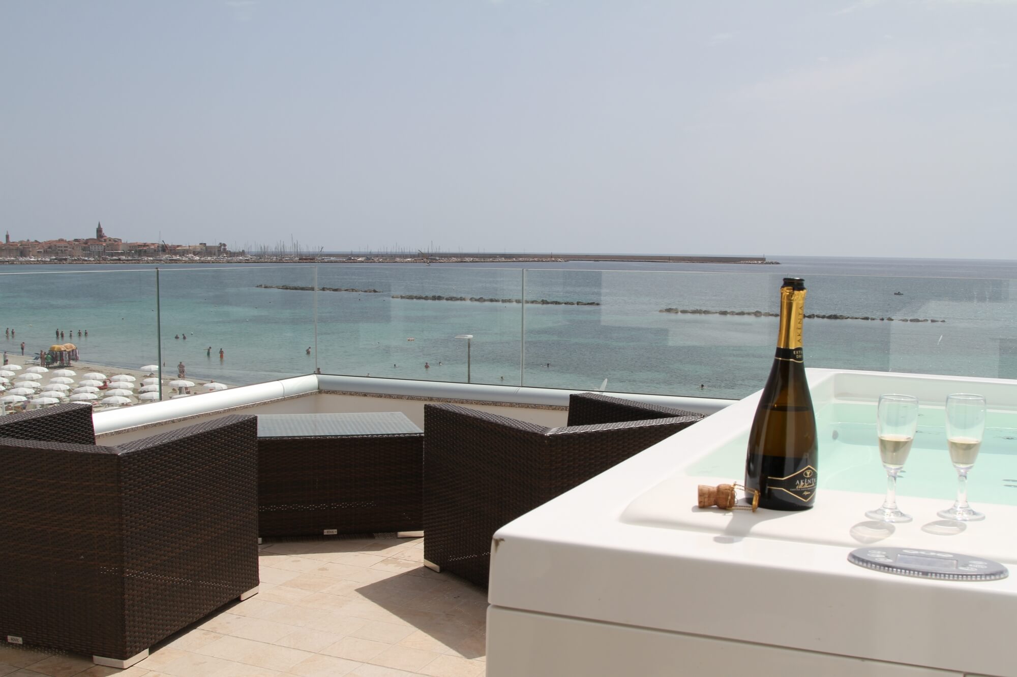 Monolocali Superior con terrazza vista mare e Jacuzzi privata ...