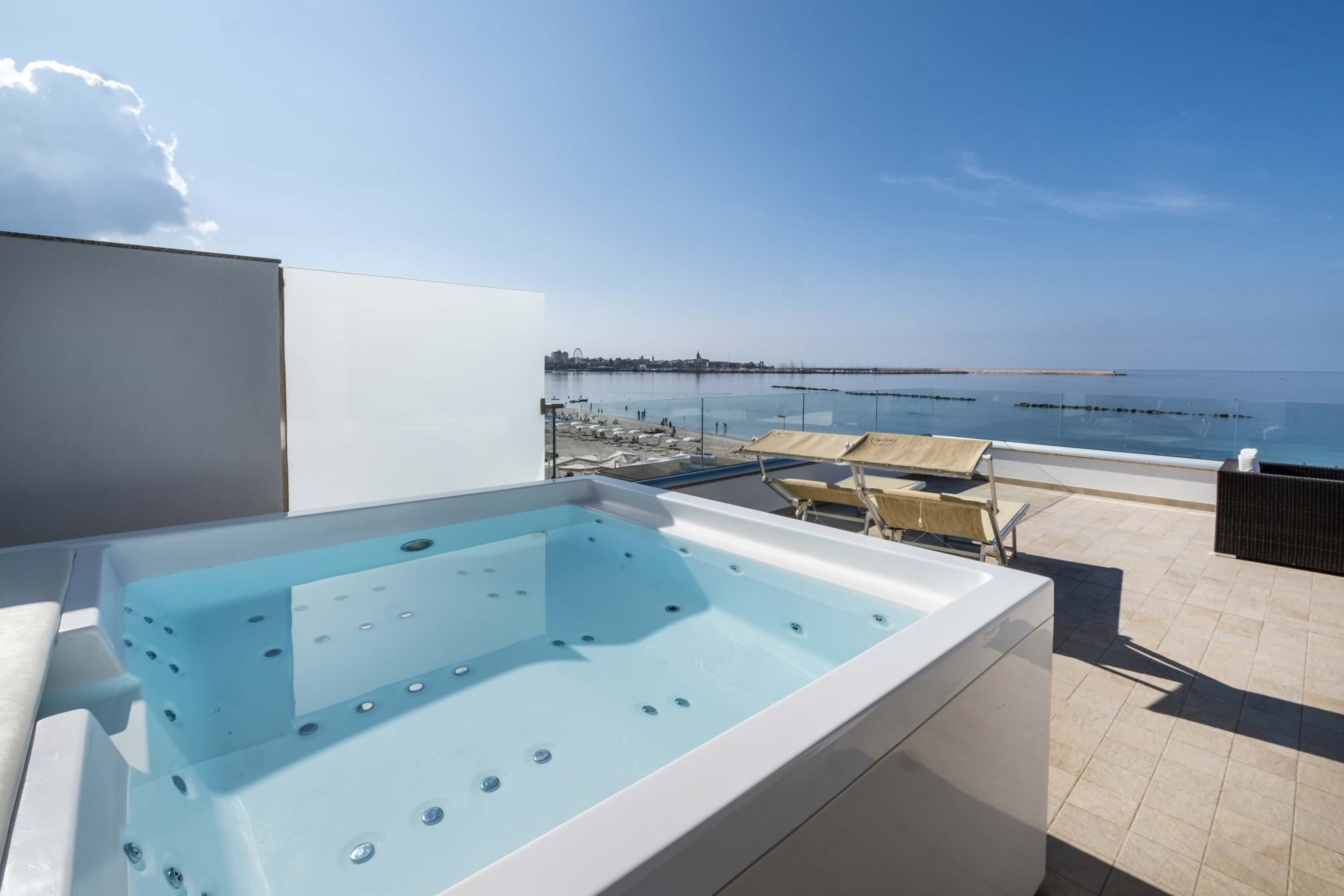 Bilocale superior con terrazza vista mare e jacuzzi privata | Residence ...